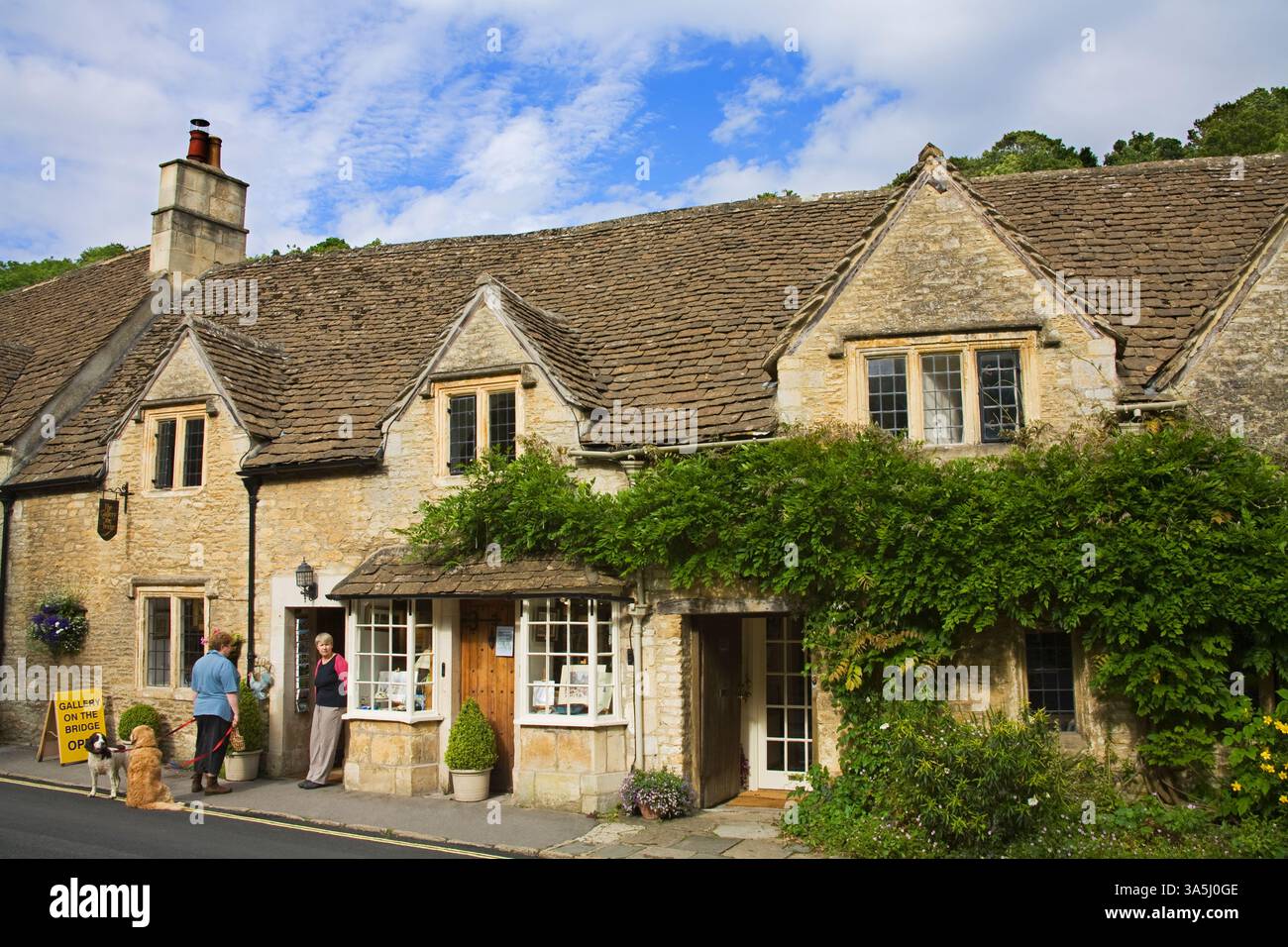 Art Gallery, Castle Combe Village, Cotswolds Region, Wiltshire County ...