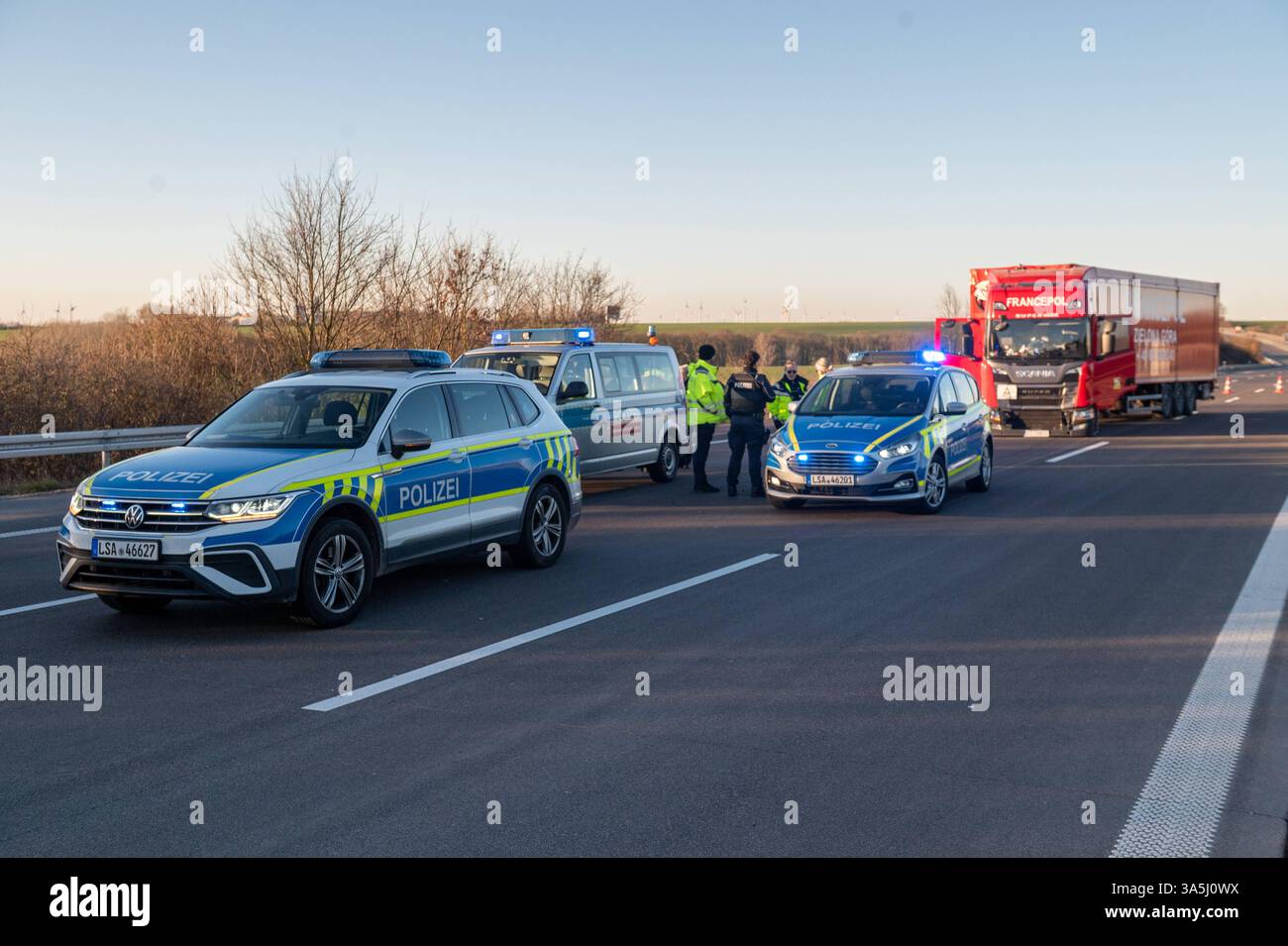 A9/Sachsen-Anhalt/Sachsen - Vier verletzte Polizisten und mehrere Unfälle Lasterfahrer liefert ...