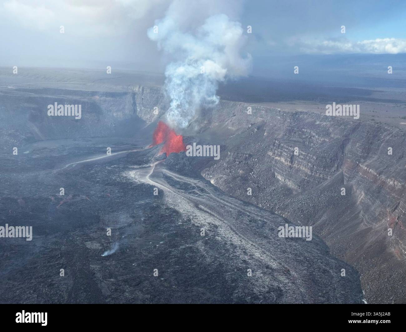 Lava flowing and house hi-res stock photography and images - Alamy