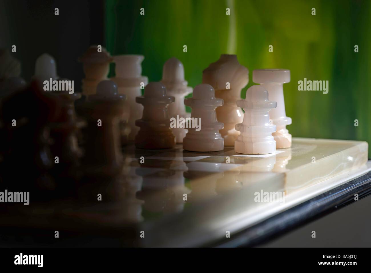 Design und Gesellschaftsspiel. Ausschnitt von Schachfiguren auf einem ...