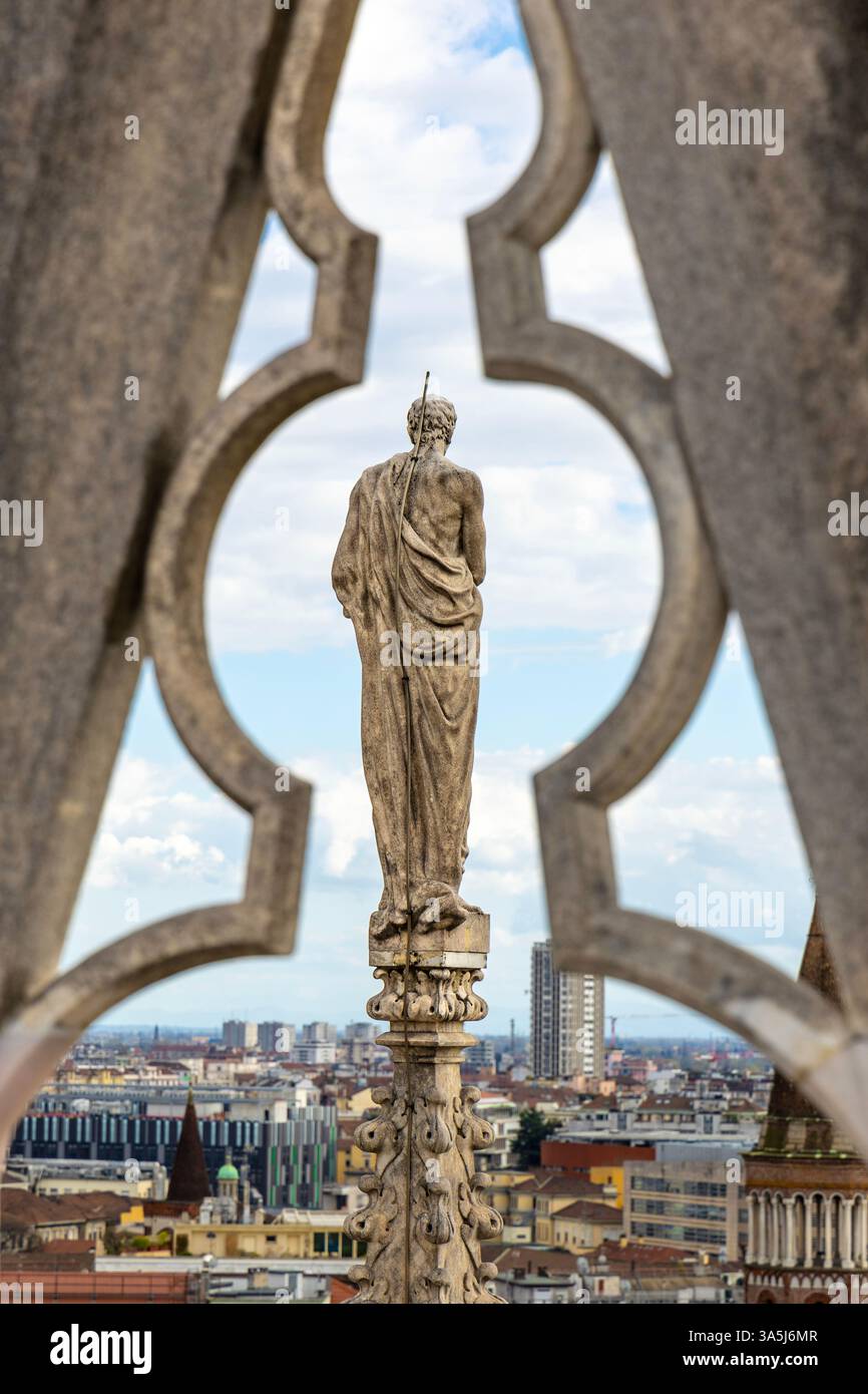 Milan duomo statue hi-res stock photography and images - Alamy