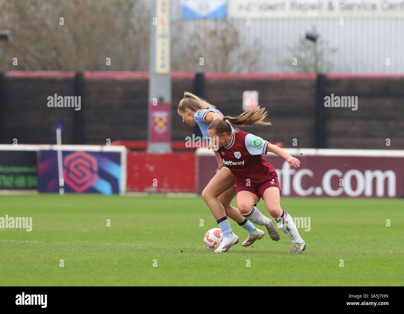 oona Siren (West Ham 4) fighting for the ball during the Women's Super ...
