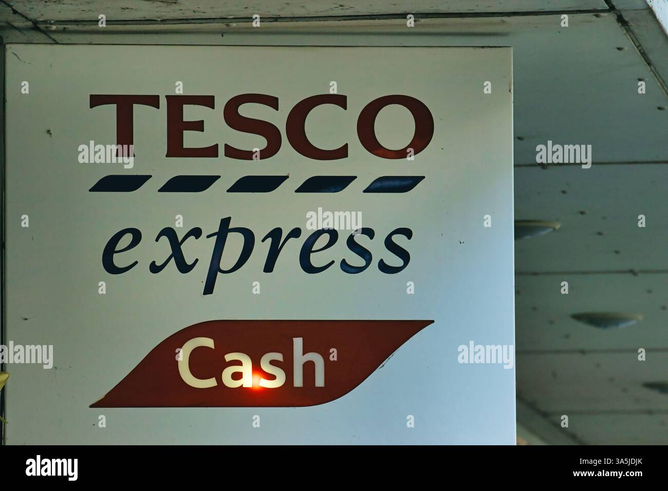 Tesco express logo hi-res stock photography and images - Alamy