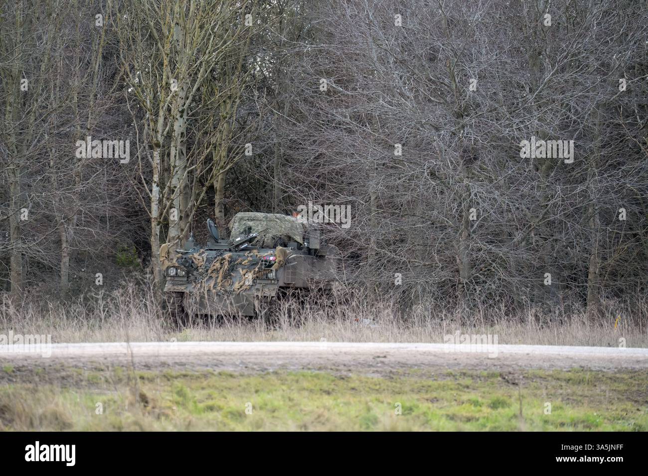 Soldier taking cover hi-res stock photography and images - Alamy