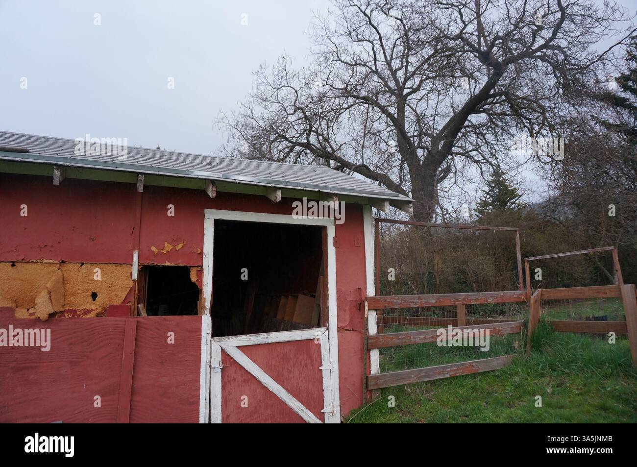 Classic red barn hi-res stock photography and images - Alamy