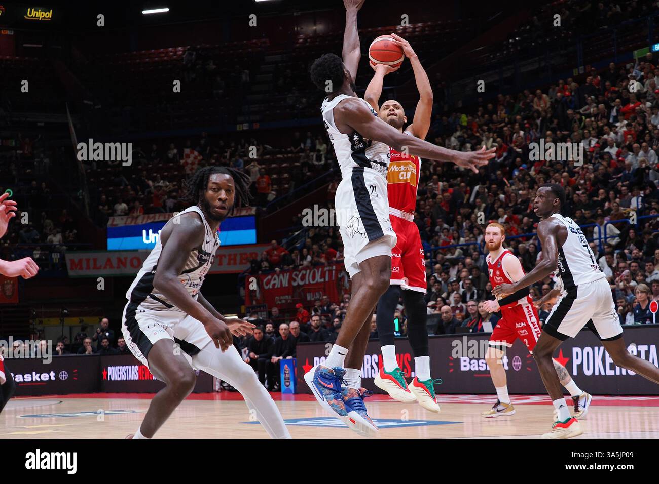 Shavon Shields (EA7 Emporio Armani Olimpia Milano) thwarted by Selom ...
