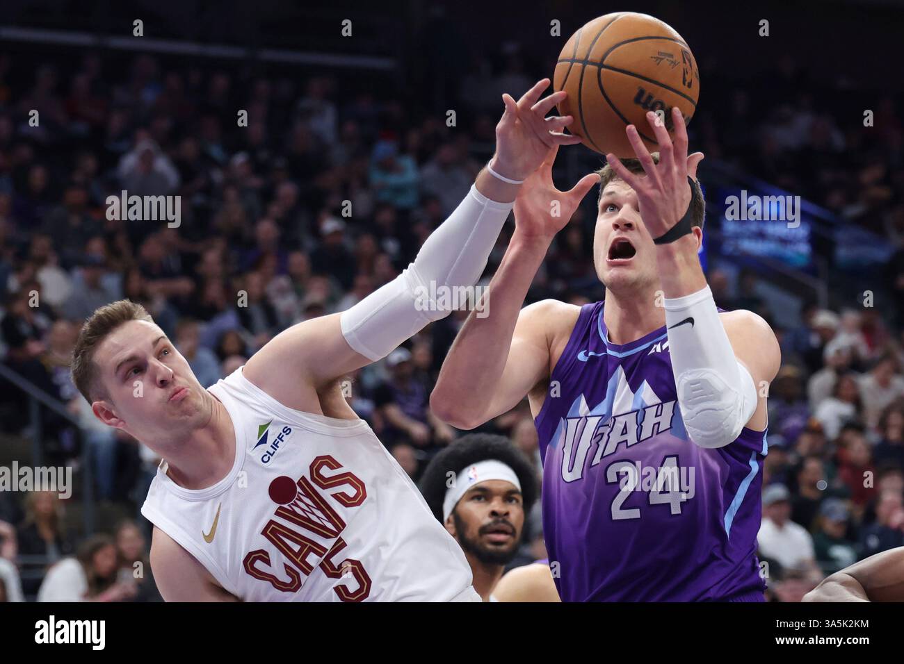 Cleveland Cavaliers guard Sam Merrill (5) and Utah Jazz center Walker ...