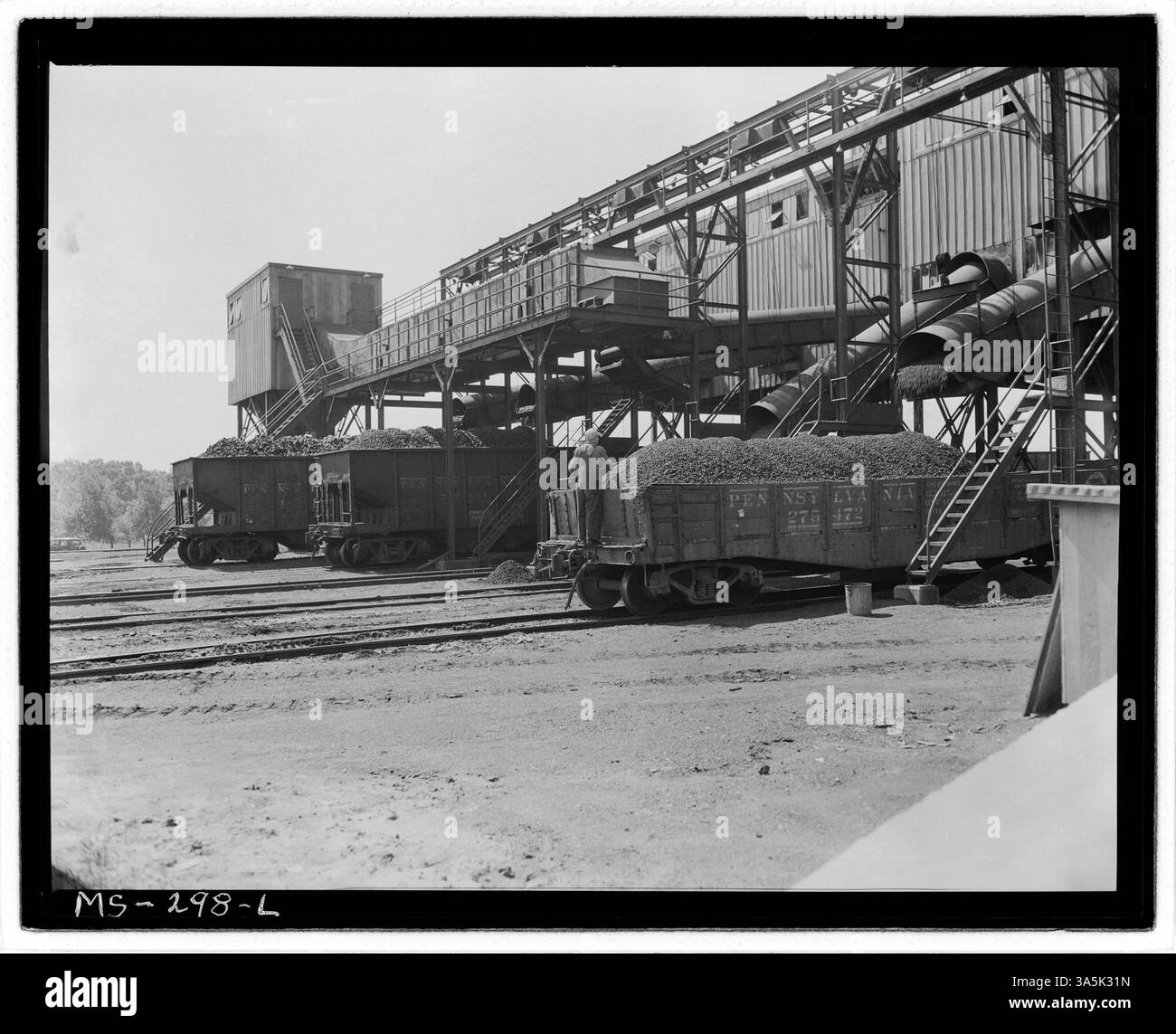 The tipple of Pyramid Coal Company’s Victory Mine in Terre Haute ...