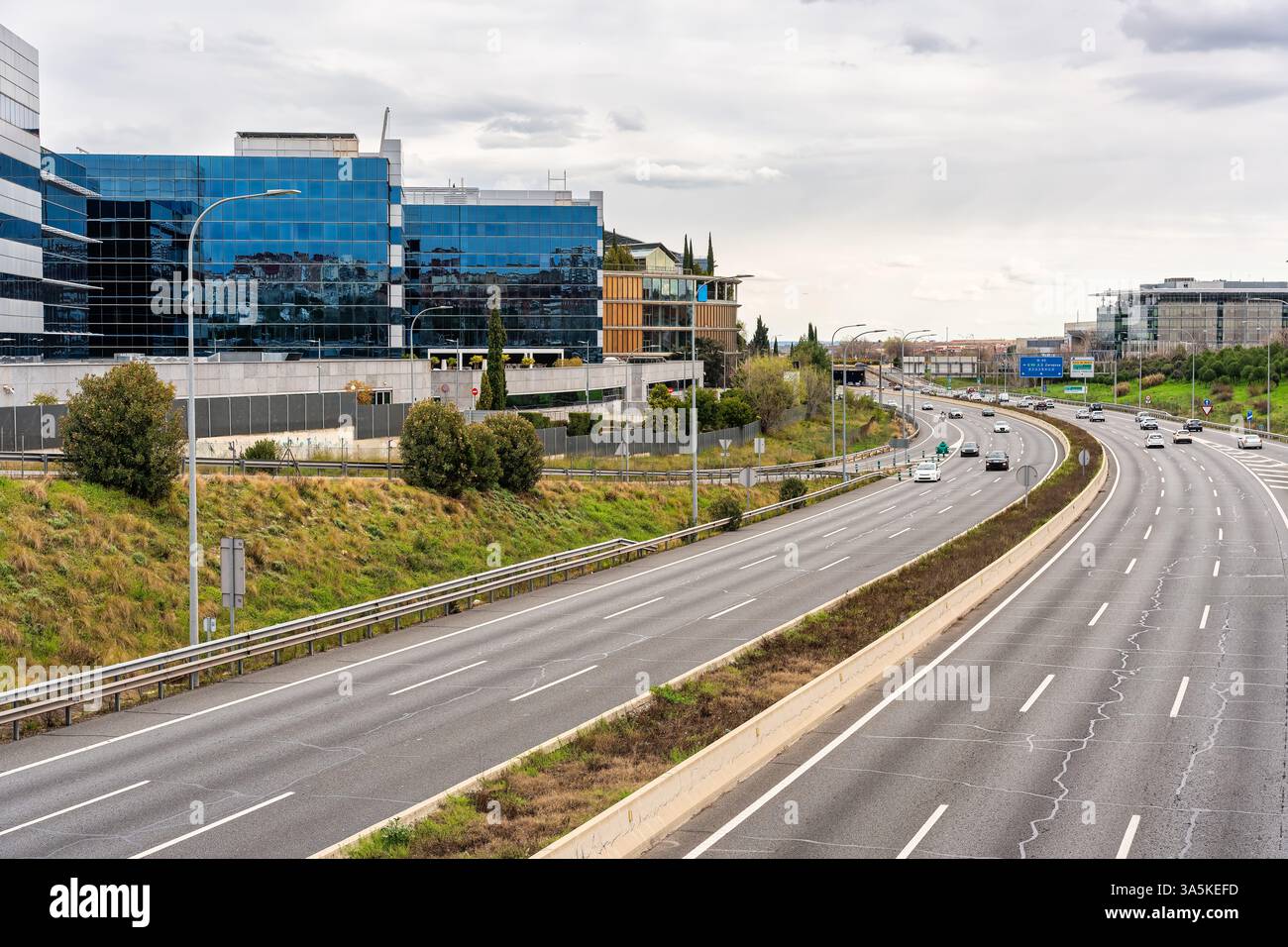 M40 ring road to the city of Madrid where thousands of cars circulate ...