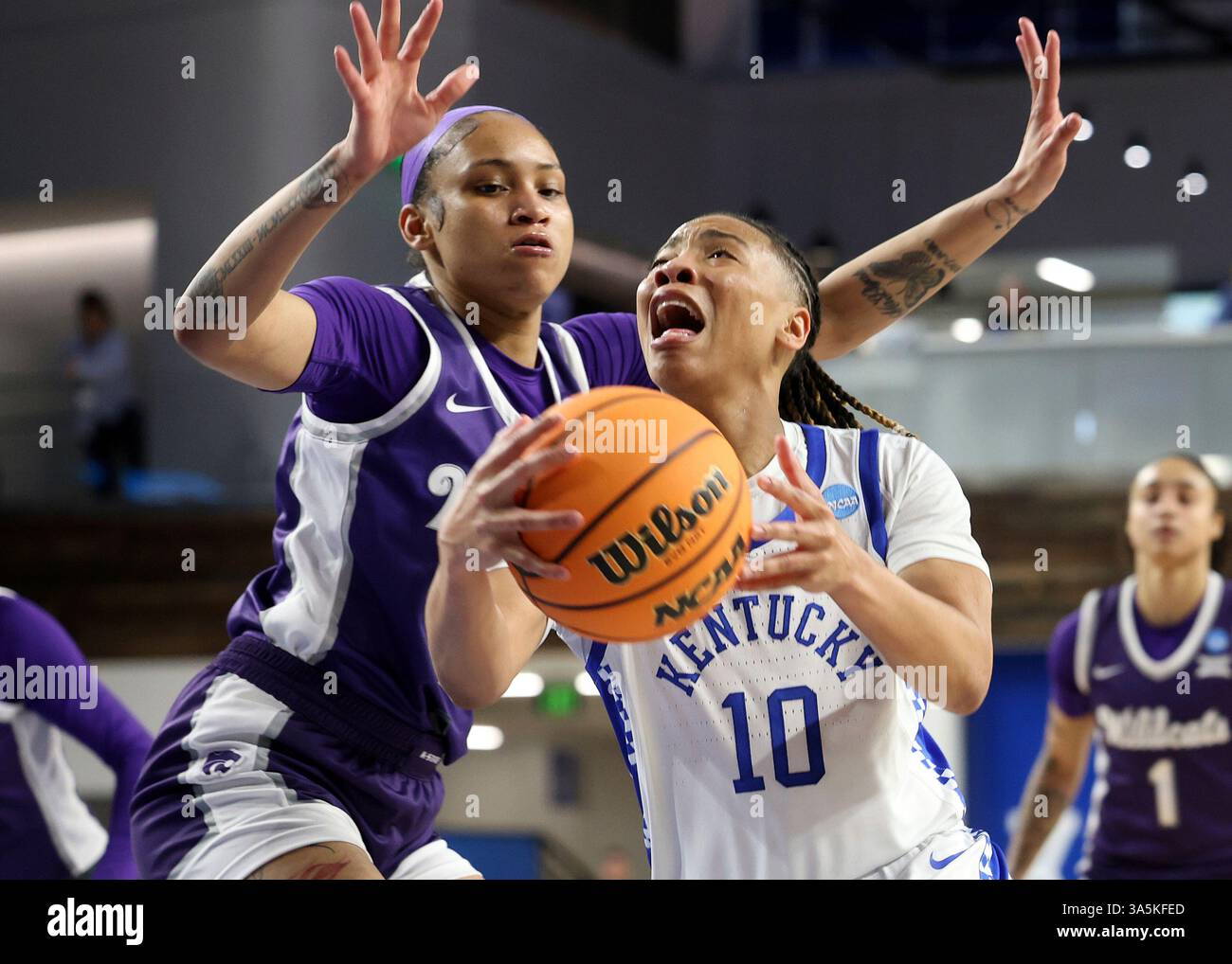 Kentucky's Dazia Lawrence (10) looks to shoot while defended by Kansas ...