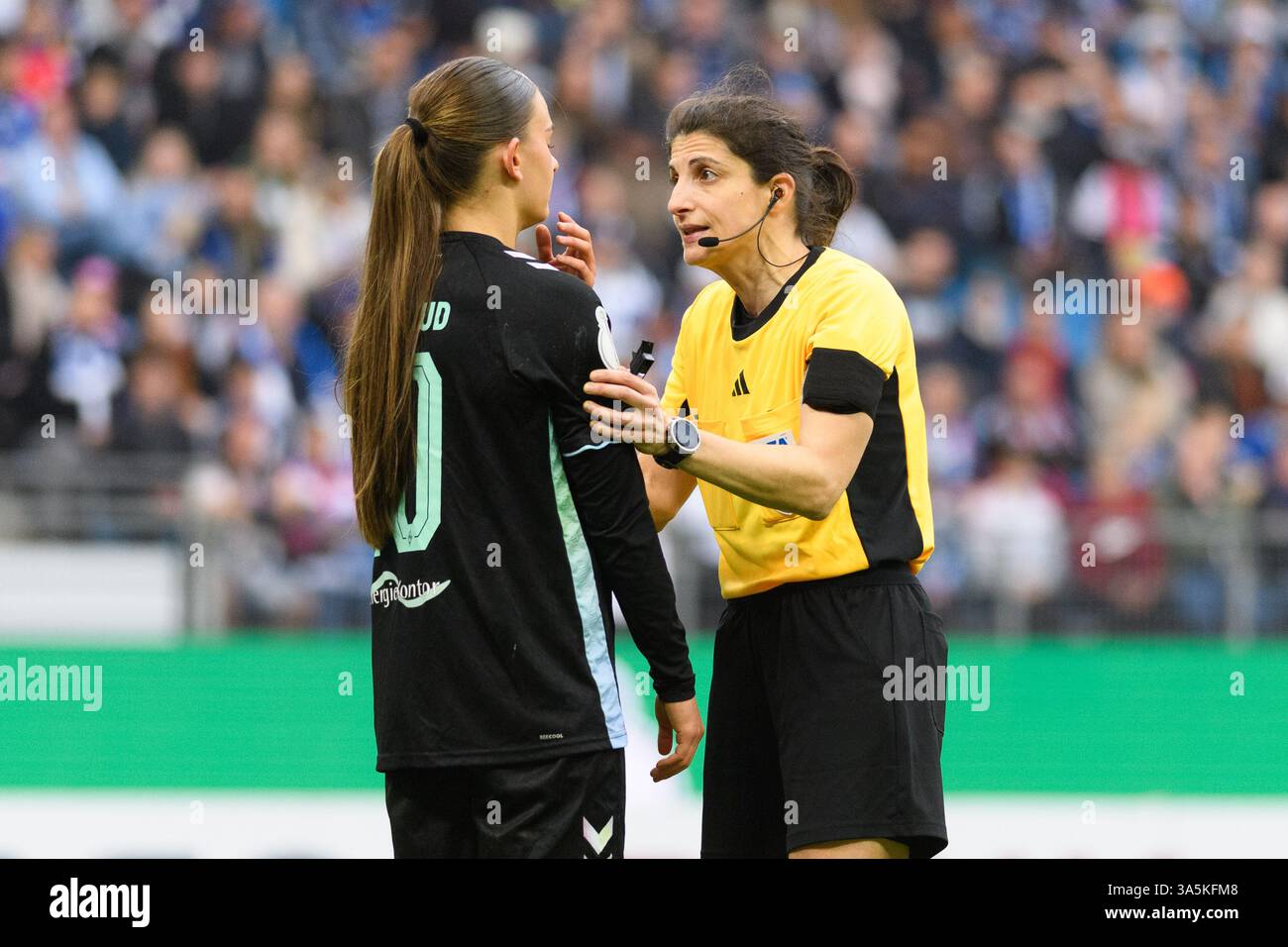 Hamburg, Germany. 23rd Mar, 2025. Referee Riem Hussein and Tuana ...