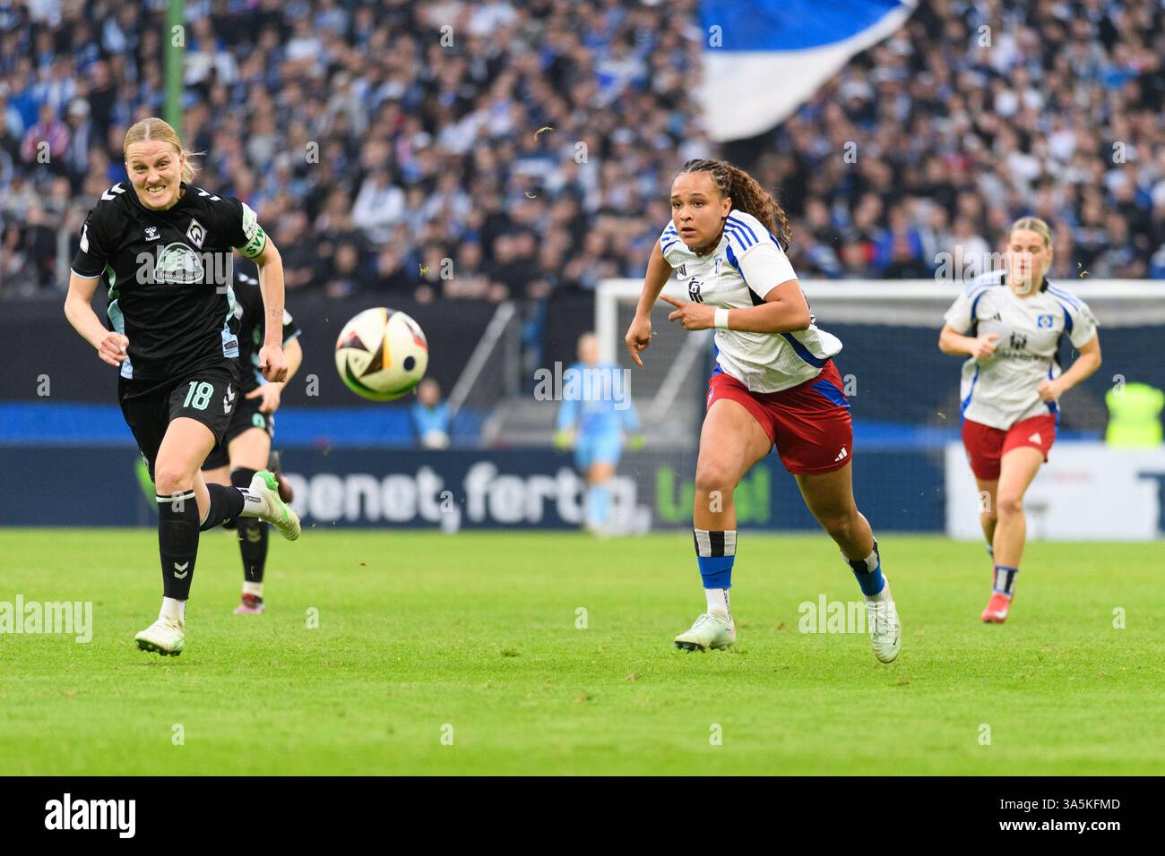 Hamburg, Germany. 23rd Mar, 2025. Lisa Baum (11 Hamburger SV) running ...