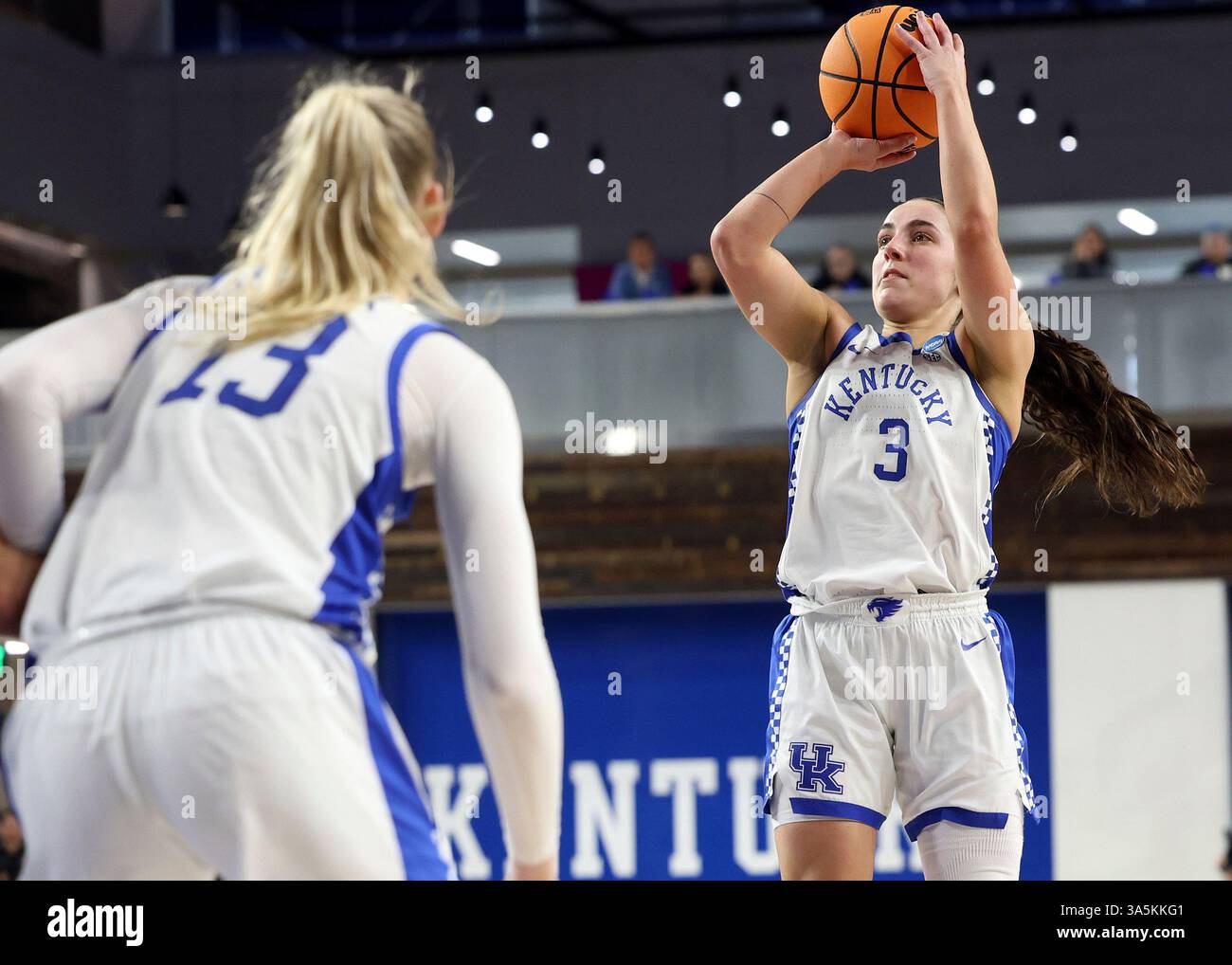 Kentucky's Georgia Amoore (3) shoots against Kansas State near teammate ...