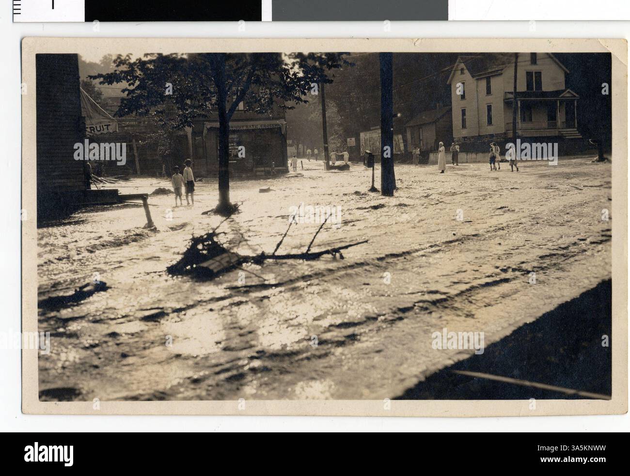 Showcasing the damage caused by the flooding hi-res stock photography ...