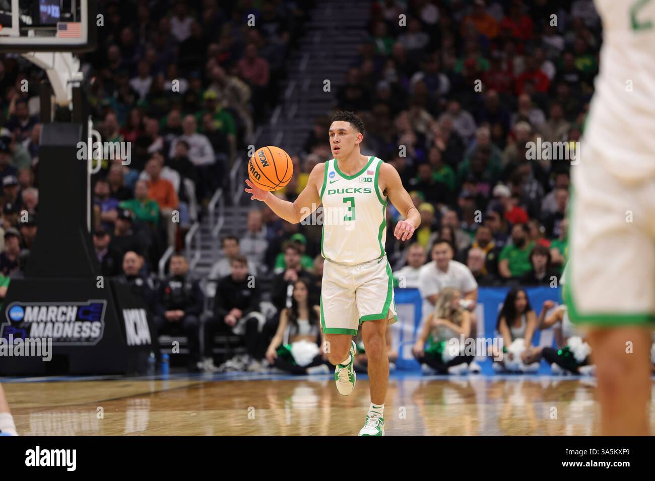Oregon guard Jackson Shelstad brings the ball up against Liberty during ...