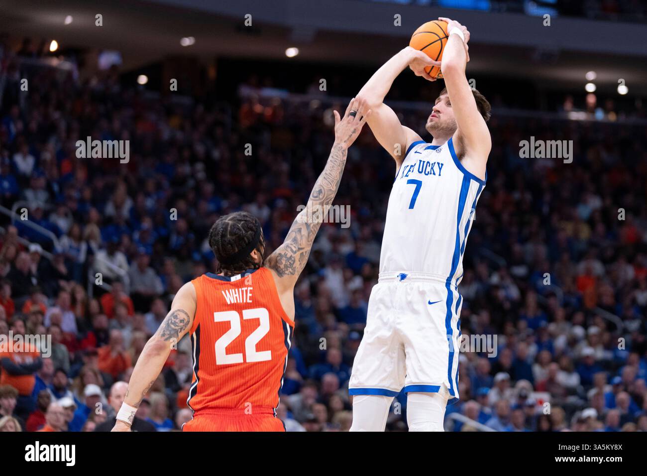 Kentucky forward Andrew Carr (7) scores against Illinois guard Tre ...