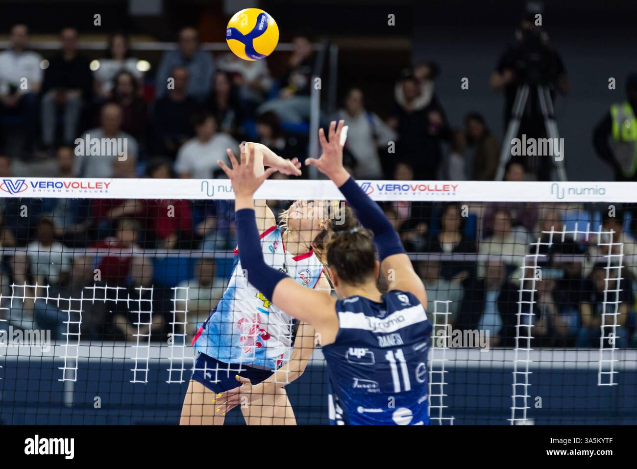 Milan, Italy. 23rd Mar, 2025. Britt Herbots (Savino Del Bene Scandicci ...