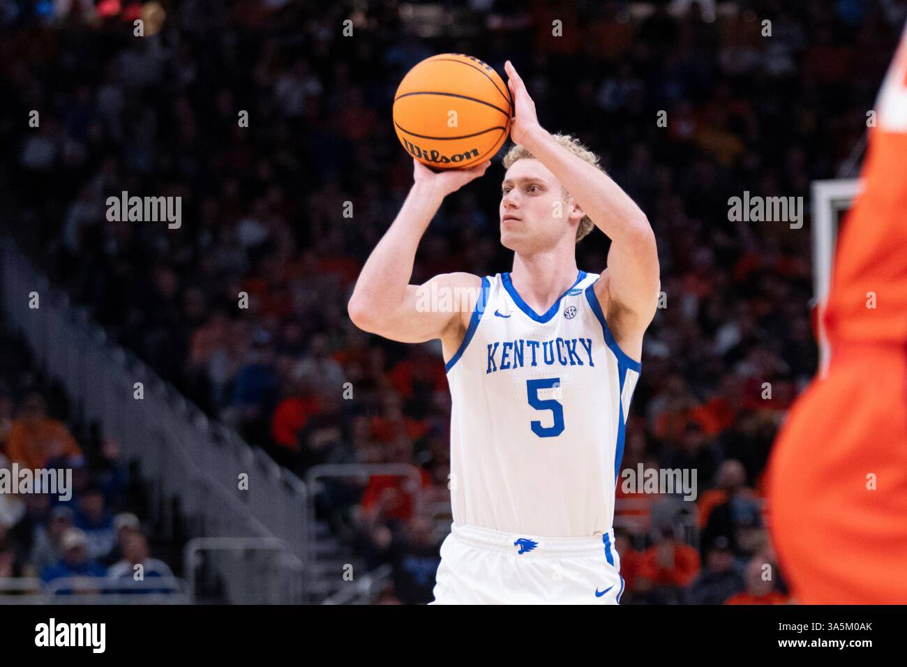 Kentucky guard Collin Chandler (5) scores a three-point basket against ...
