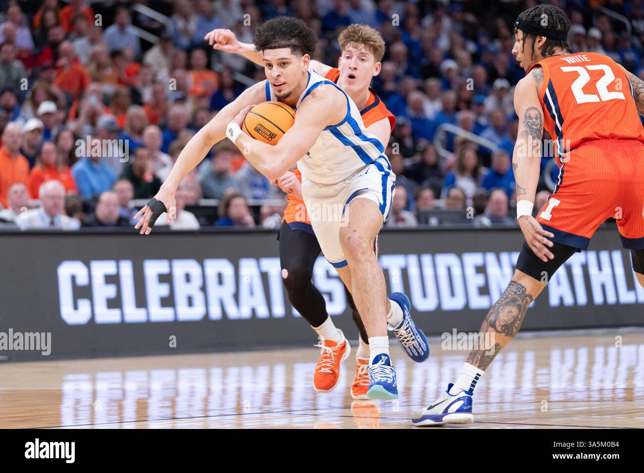 Kentucky guard Koby Brea (4) handles the ball against Illinois guards ...