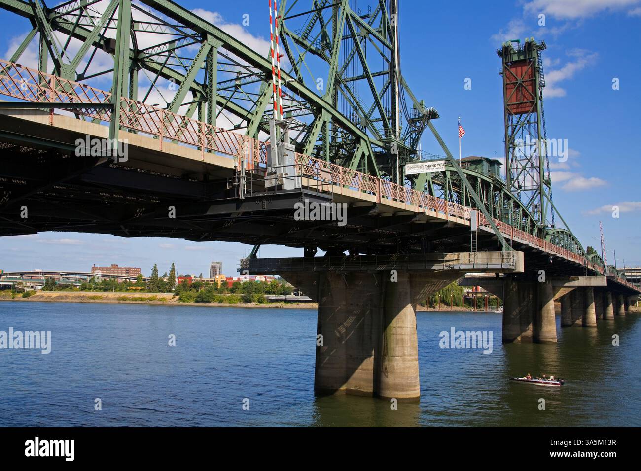 Hawthorne Bridge over the Willamette River in Portland, Oregon, USA ...