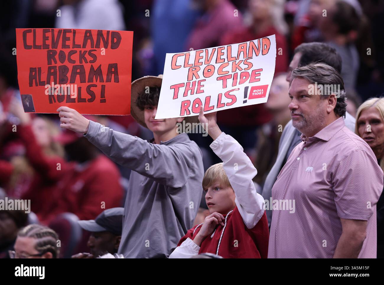 Alabama Crimson Tide fans show their support before the start of their ...