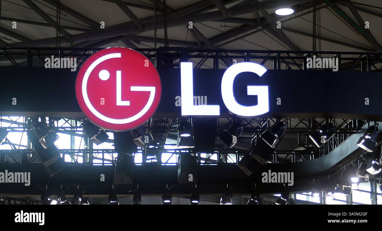 Shanghai, China. 20th Mar, 2025. SHANGHAI, CHINA - MARCH 20, 2025 - Visitors visit South Korean ...