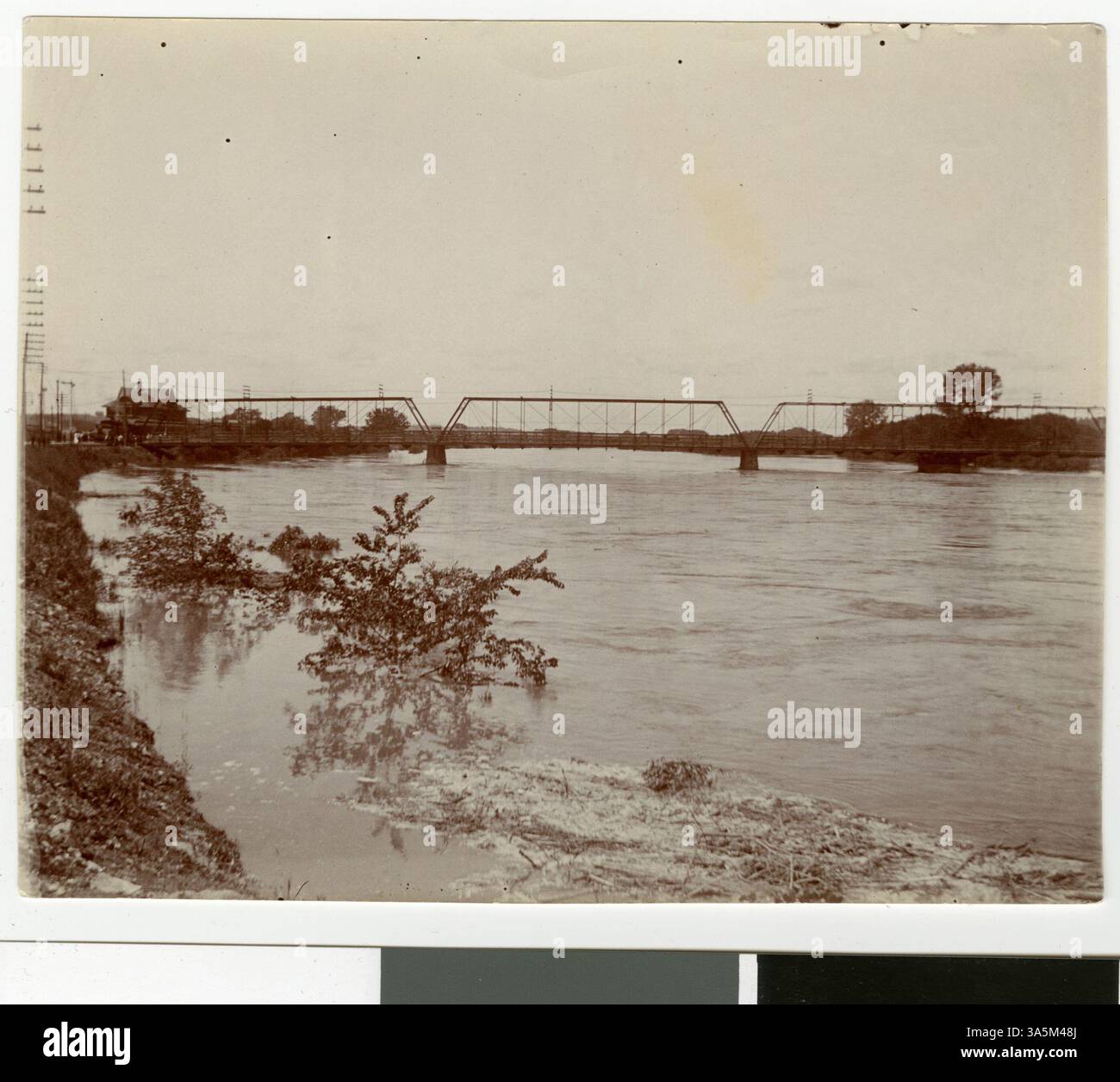 A view of the Main Street Bridge in Mankato, Minnesota, spanning over ...