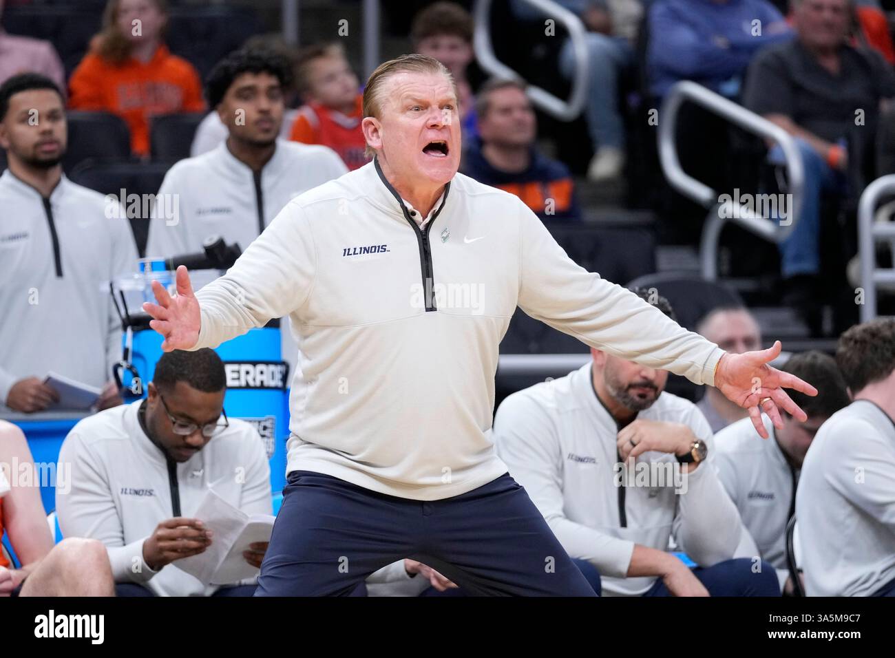 Illinois head coach Brad Underwood yells instructions to his players ...