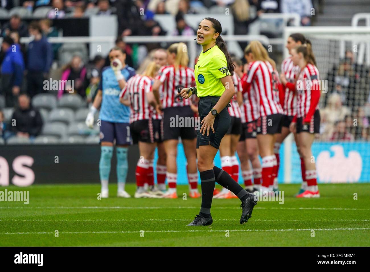 Newcastle, UK. 02nd Dec, 2024. Referee Sophie Dennington during the ...