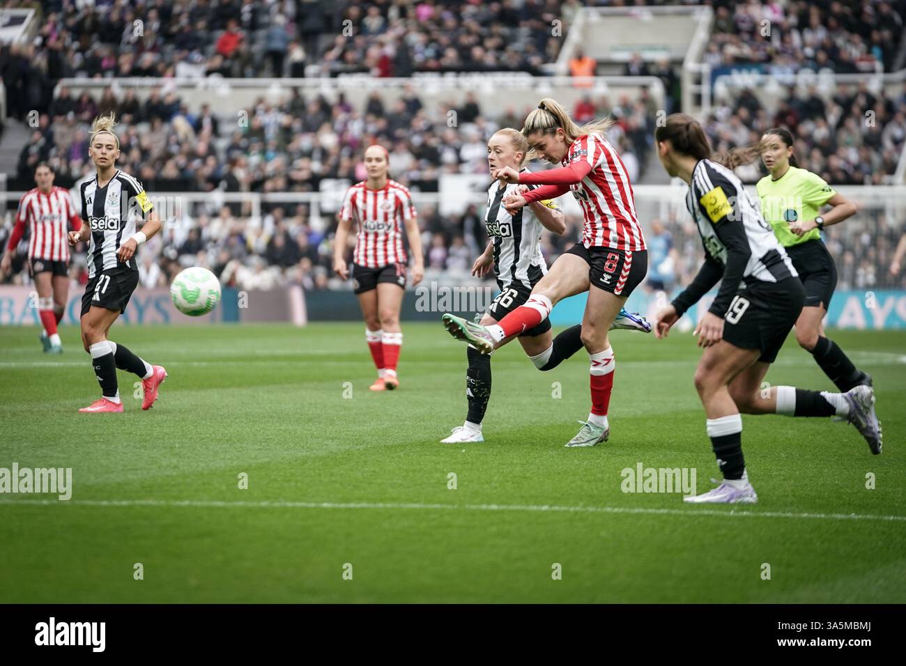 Newcastle, UK. 02nd Dec, 2024. Sunderland's Emily Scarr shoots at goal ...