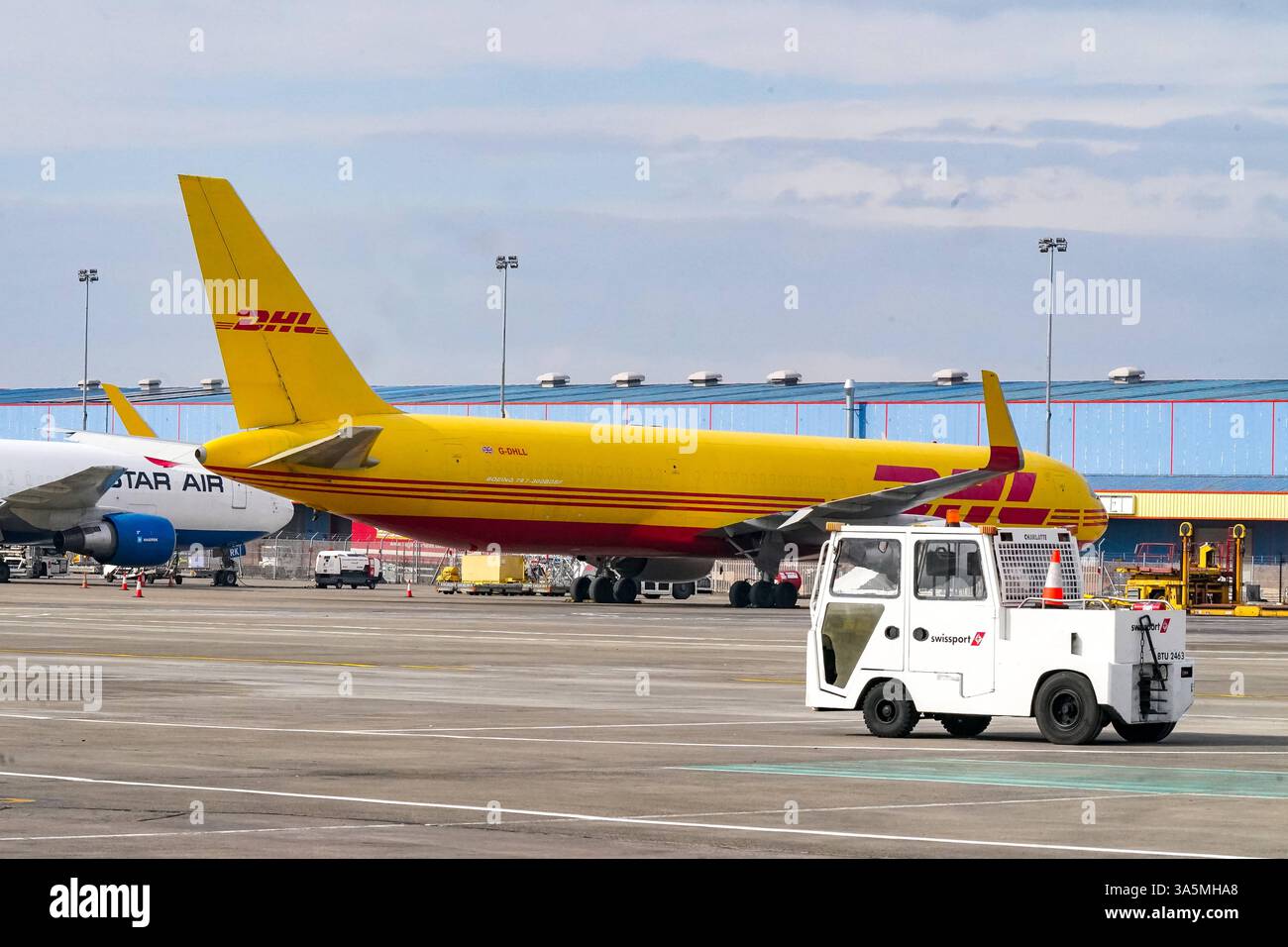 DHL Boeing 757-200F Frachtflugzeug auf dem Rollfeld. Im Vordergrund ein ...