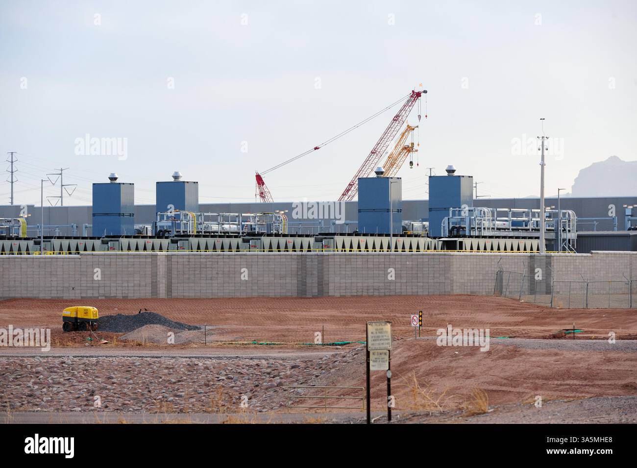 Mesa, Arizona, USA. 23rd Mar, 2025. Cranes rise over Project Red Hawk ...