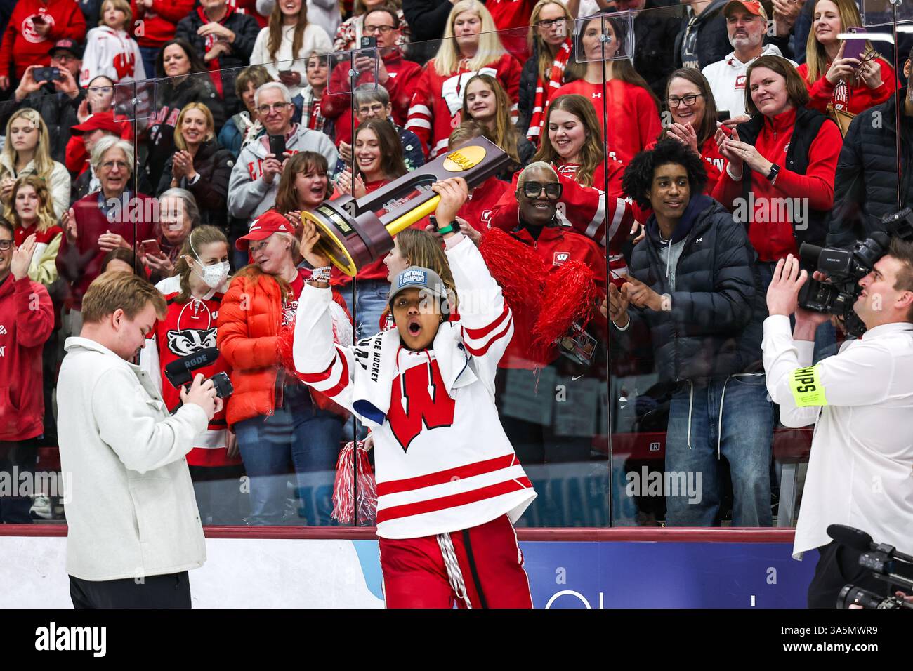 Minneapolis. 23rd Mar, 2025. Wisconsin Badgers Forward Laila Edwards ...