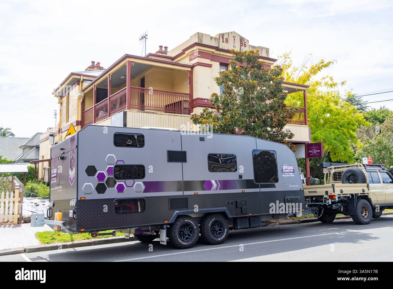 Caravan camper holiday in Australia, Toyota and cruiser towing a long ...