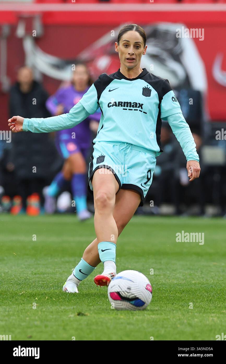 HARRISON, NJ - MARCH 23: Esther González #9 of NJ/NY Gotham FC controls ...