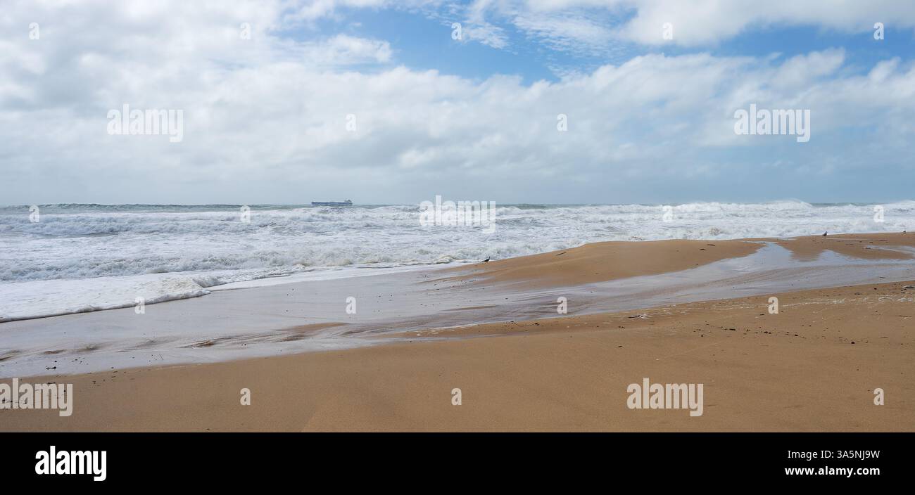 Cyclone Alfred Whipping up Sea as it travels down the Queensland coast ...
