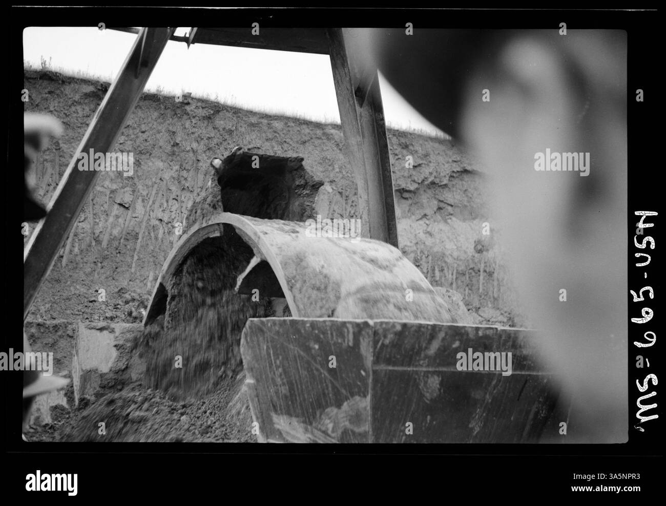 Electric mining shovel Black and White Stock Photos & Images - Alamy