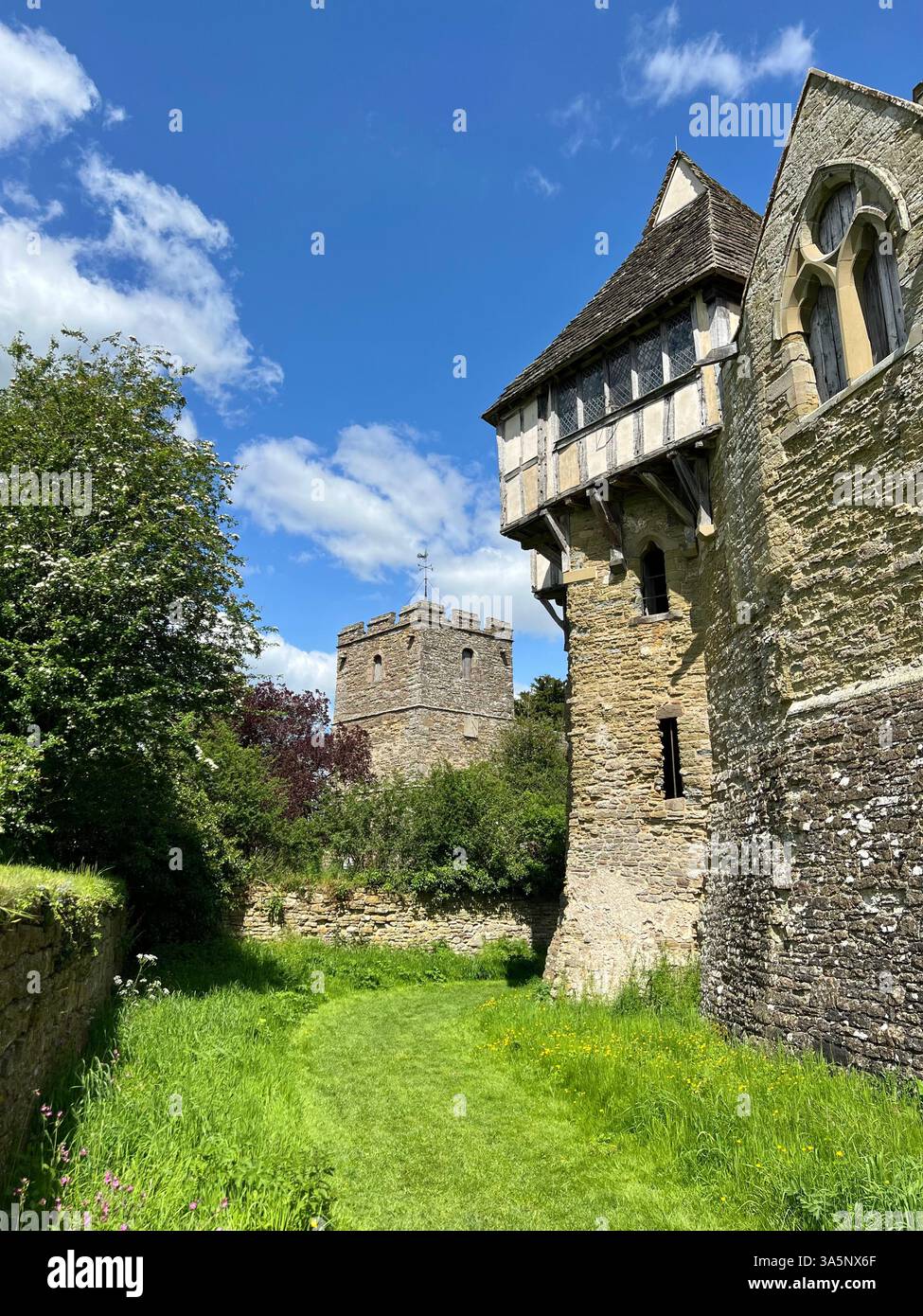 Cruck roof hi-res stock photography and images - Alamy