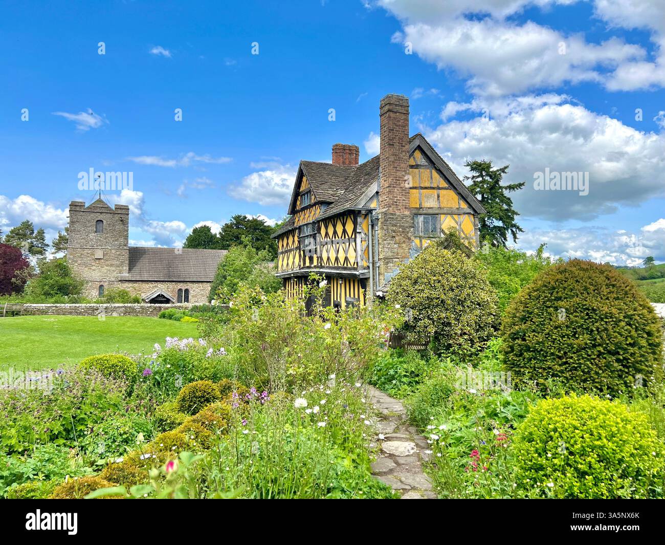Medieval fortified manor stokesay castle hi-res stock photography and ...