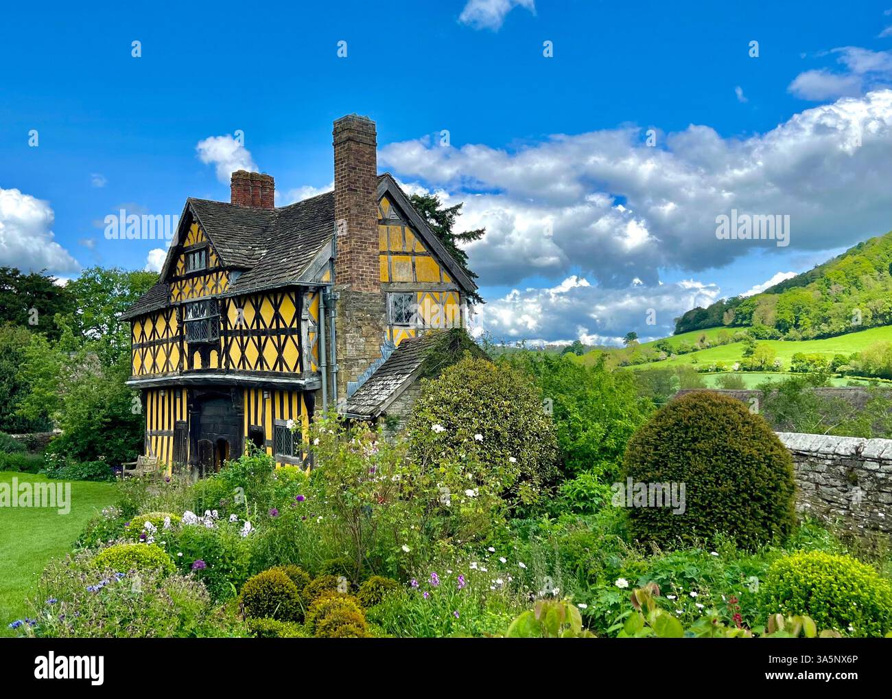 Cruck roof hi-res stock photography and images - Alamy