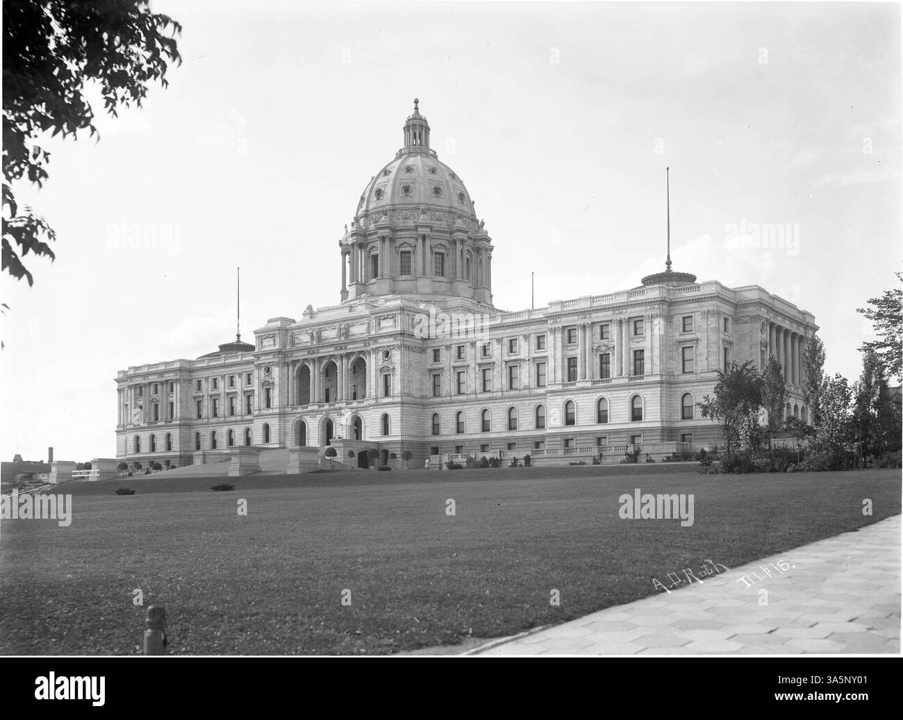 This photo captures the Minnesota State Capitol Building just before ...
