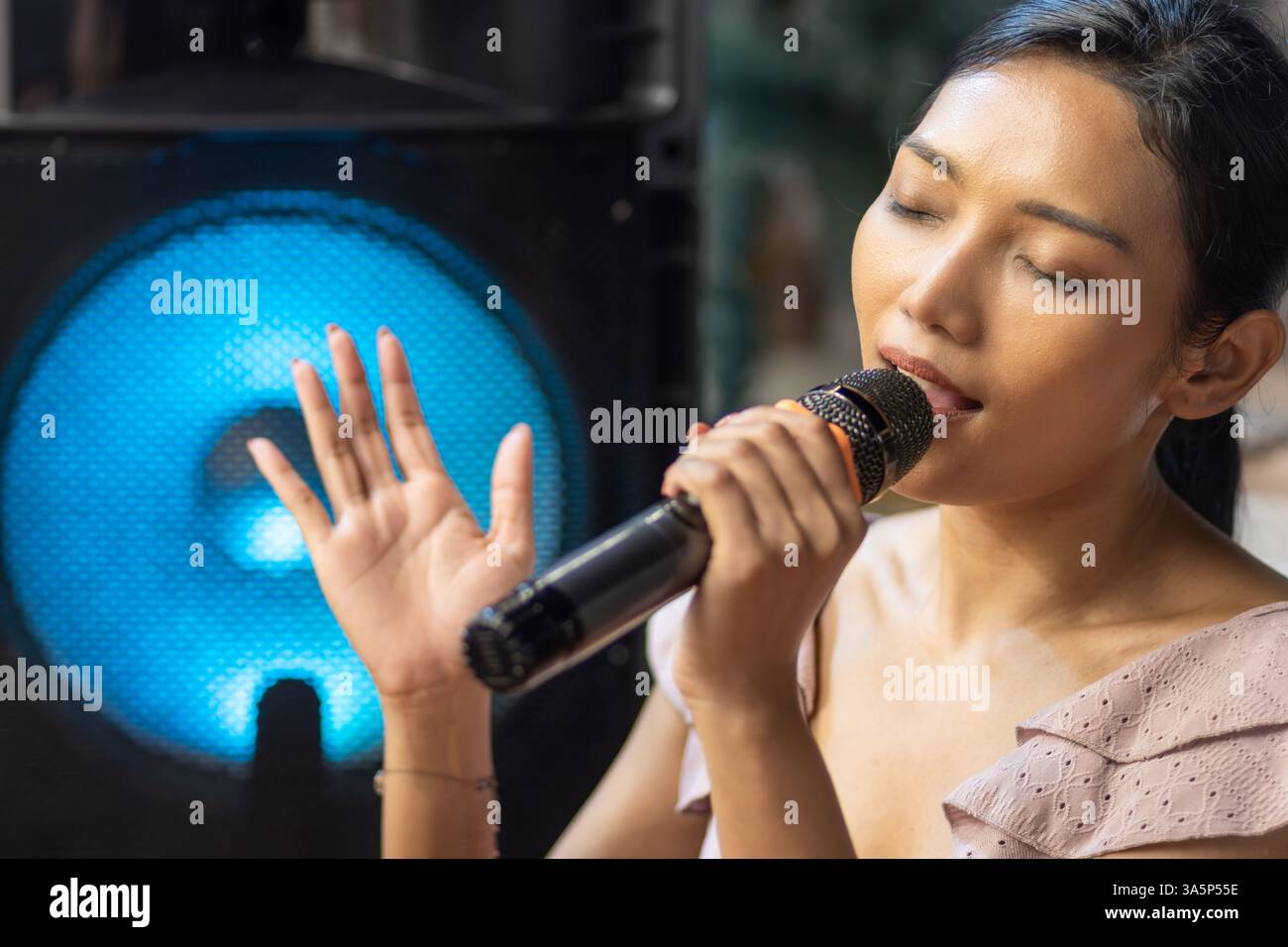 Woman sings microphone hi-res stock photography and images - Alamy