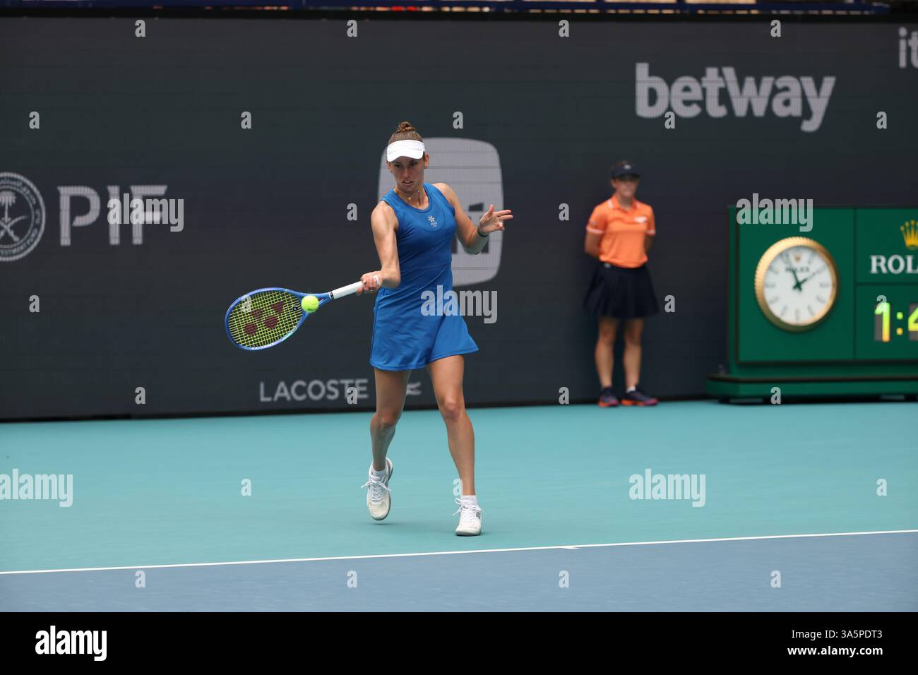 MIAMI GARDENS, FLORIDA - MARCH 23: Iga Swiatek of Poland defeats Elise Mertens of Belgium in the ...