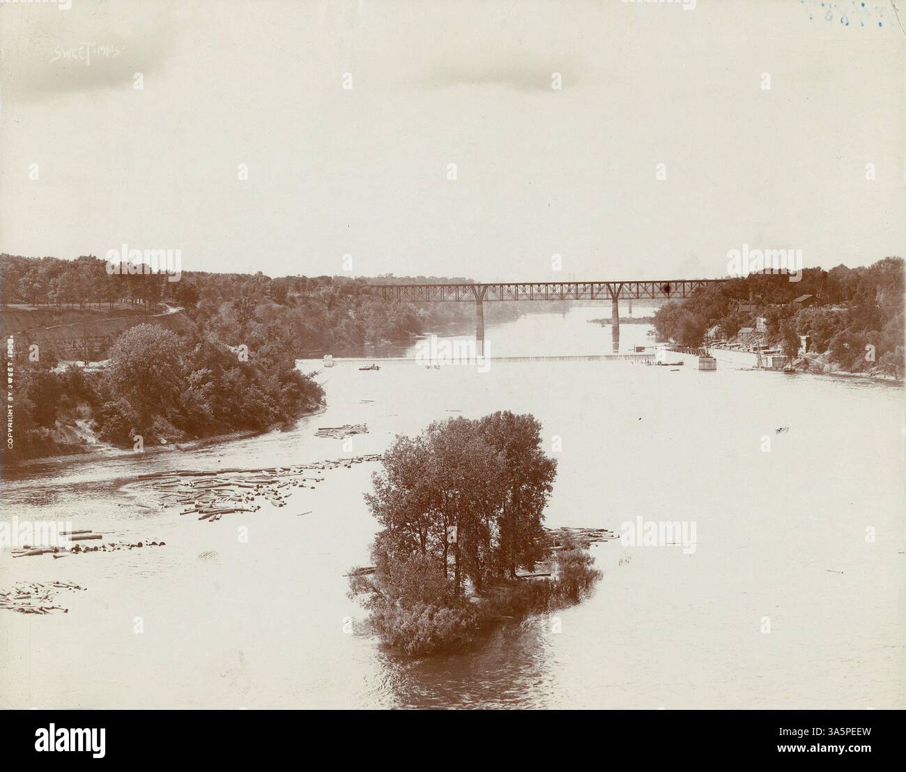 The Shortline Railroad Bridge crosses the Mississippi River near Lock ...