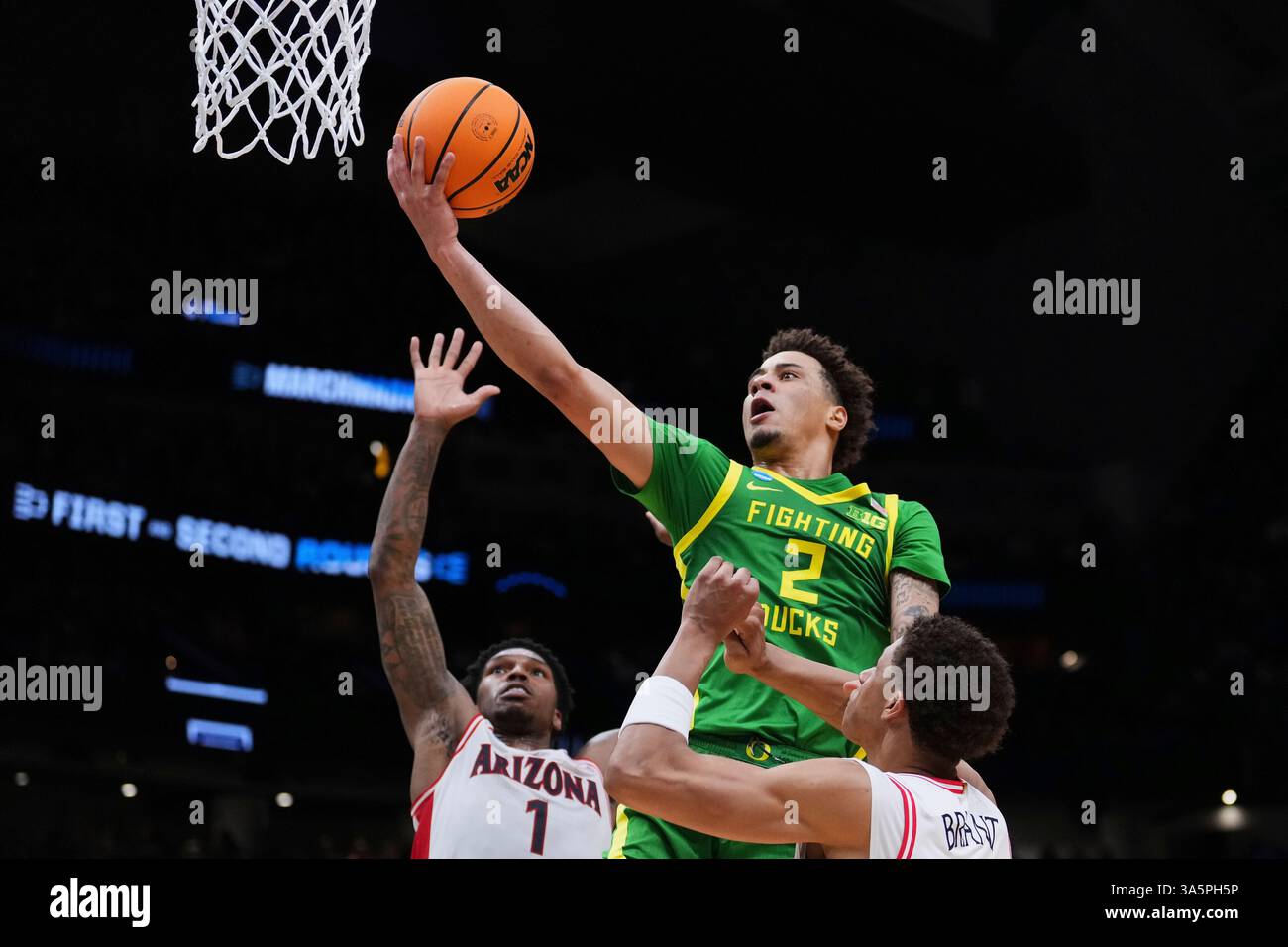 Oregon guard Jadrian Tracey (2) goes to the basket against Arizona ...