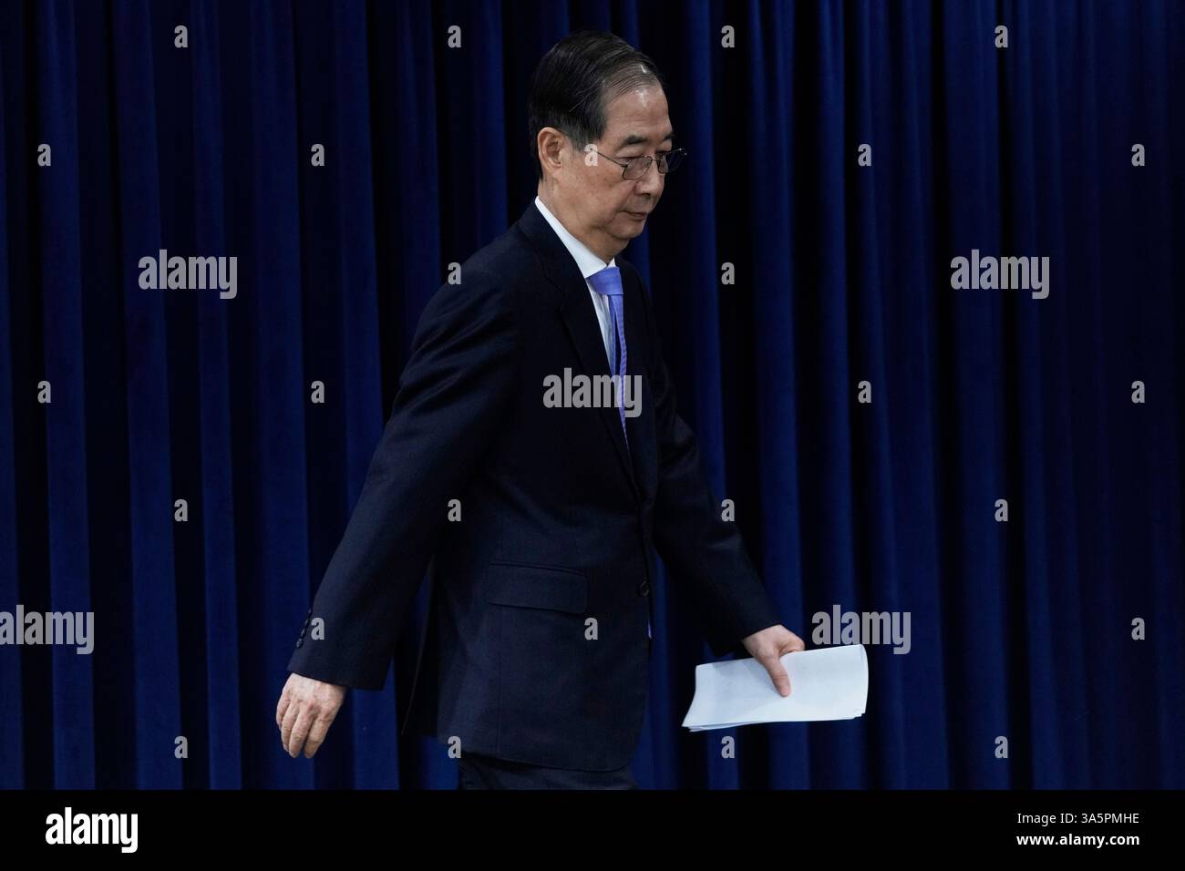 South Korean acting President Han Duck-soo arrives to hold a briefing ...