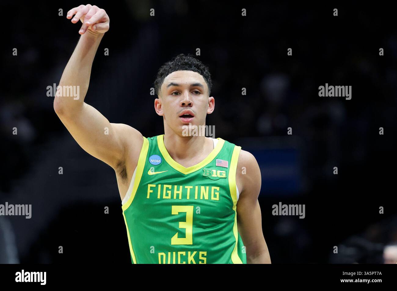 Oregon guard Jackson Shelstad reacts after a three-point basket against ...