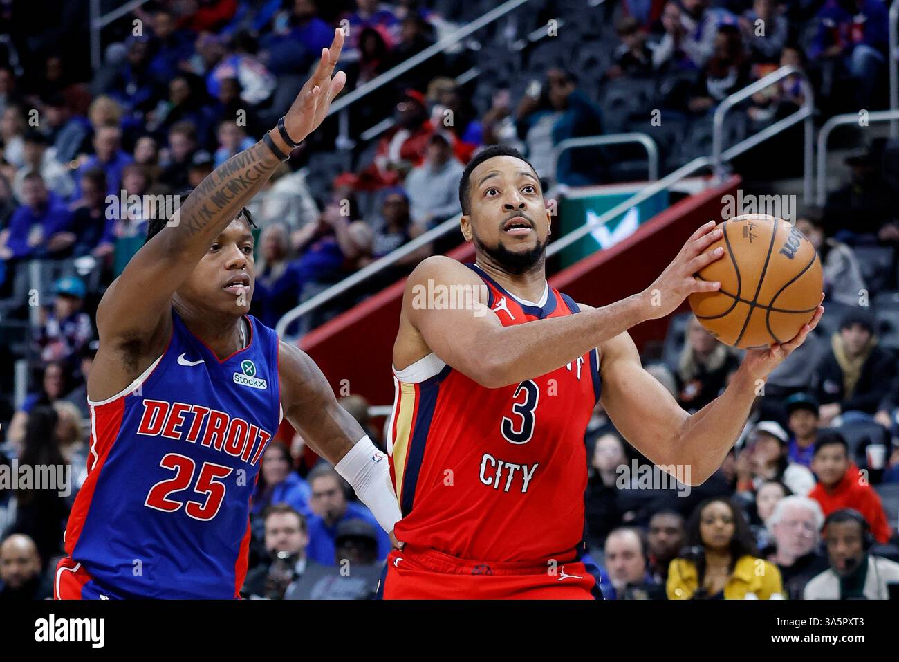 New Orleans Pelicans guard CJ McCollum (3) goes to the basket past ...