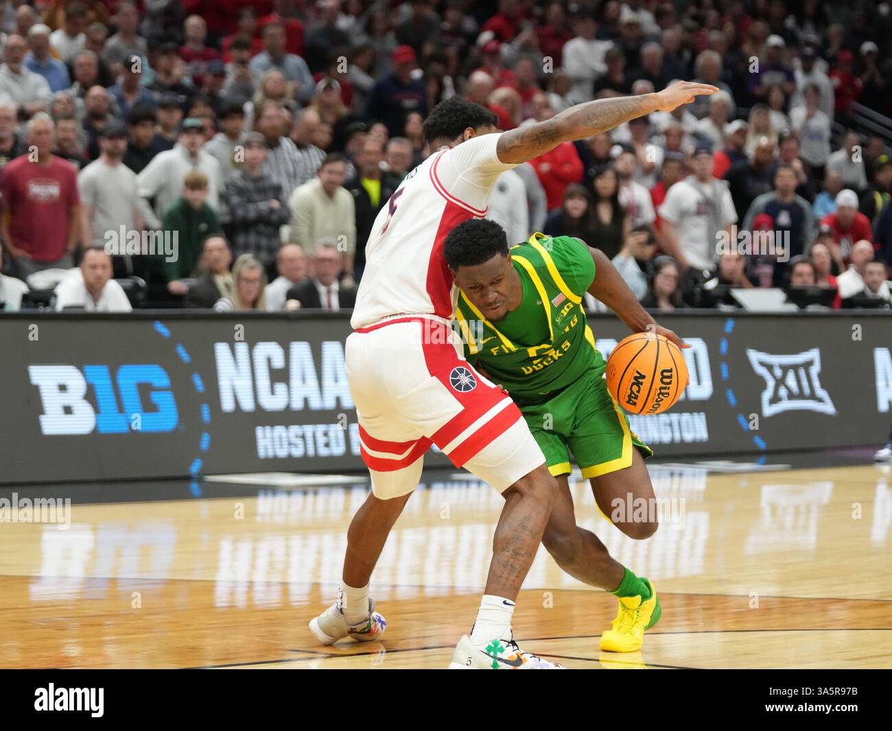 Seattle, Wa, USA. 23rd Mar, 2025. KJ Lewis #5 of the Arizona Wildcats ...