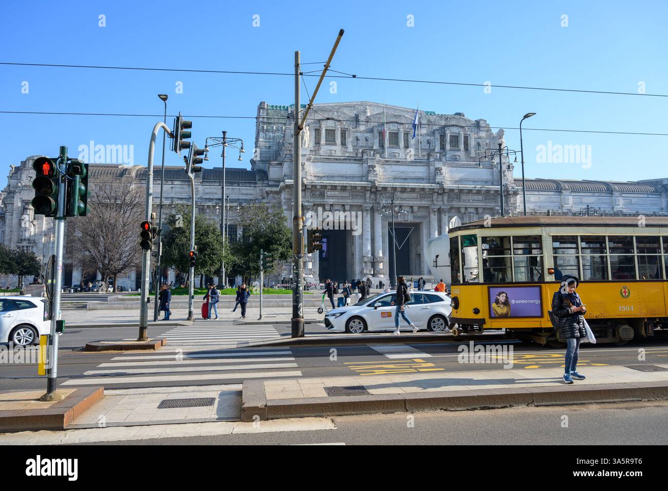 Piazza Duca d'Aosta in front of the Milano Centrale Railway Station ...